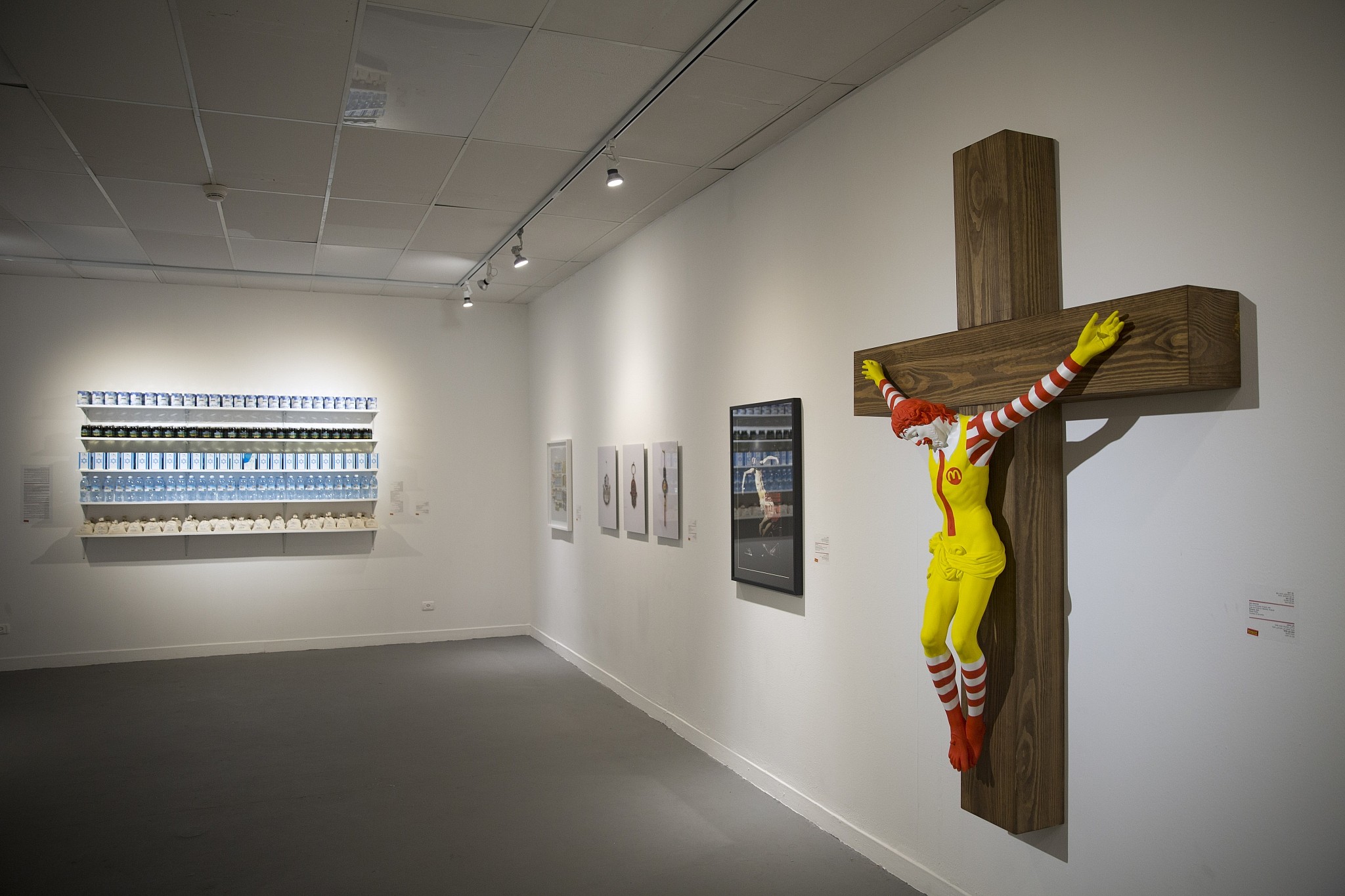 Ronald McDonald crucificado - La Tempestad